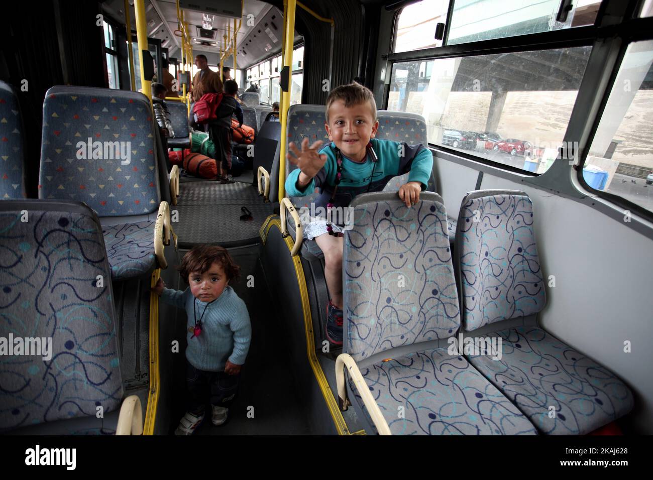 Stranded people getting food hi-res stock photography and images - Alamy