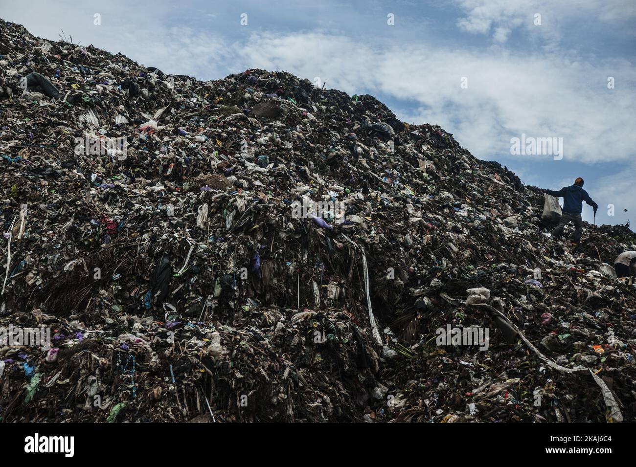 Volume of waste hi-res stock photography and images - Alamy