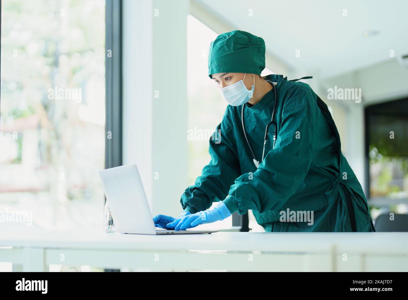Doctor talking to patient computer hi-res stock photography and images ...