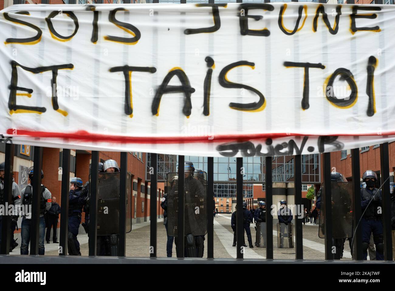 Police at school gate hi-res stock photography and images - Alamy