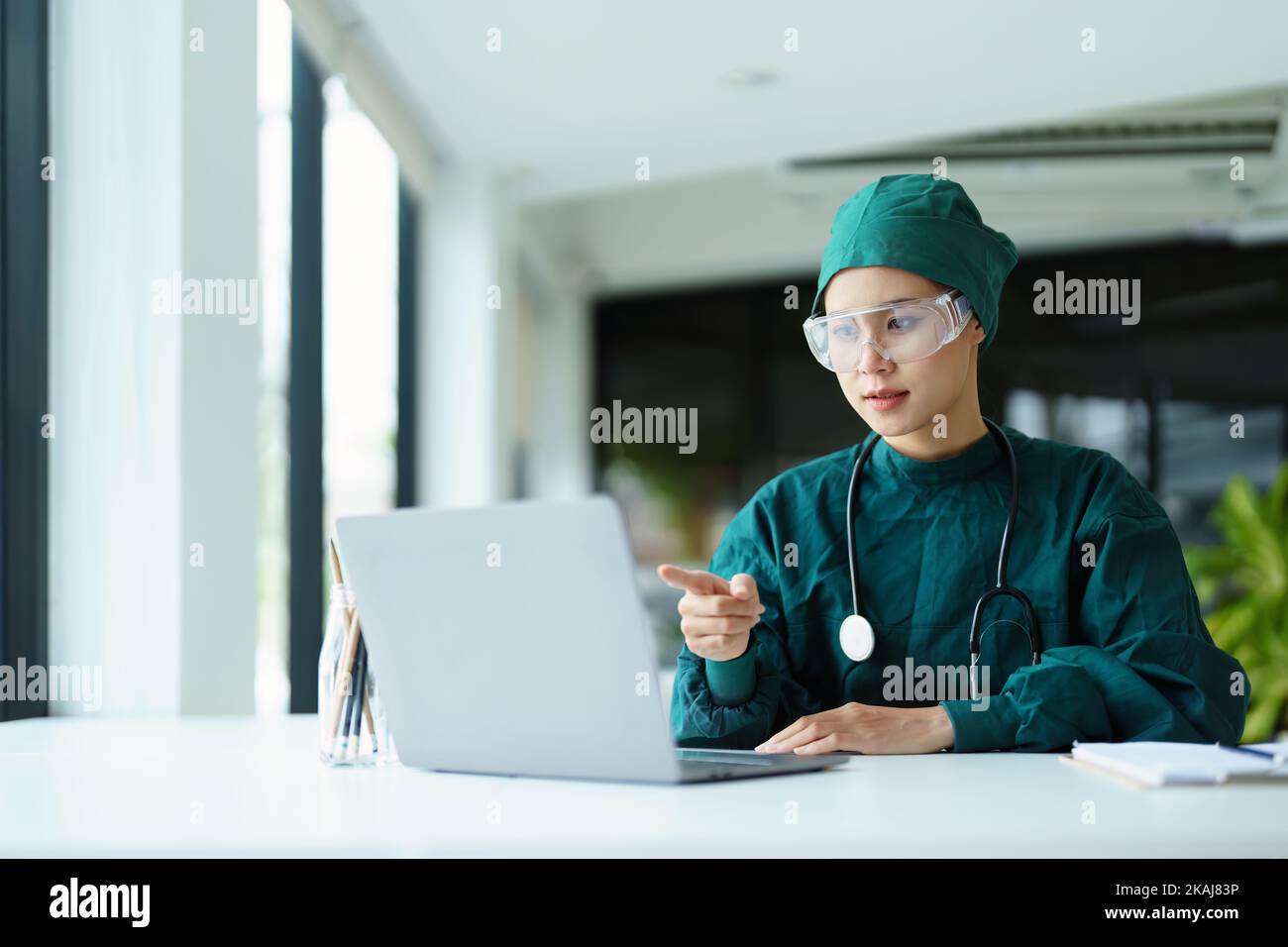 Doctor talking to patient computer hi-res stock photography and images ...