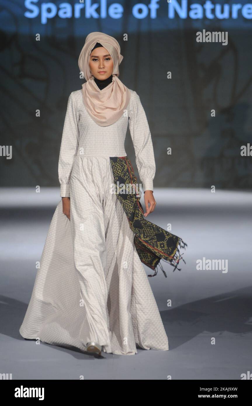 Muslim runway show hi-res stock photography and images - Alamy