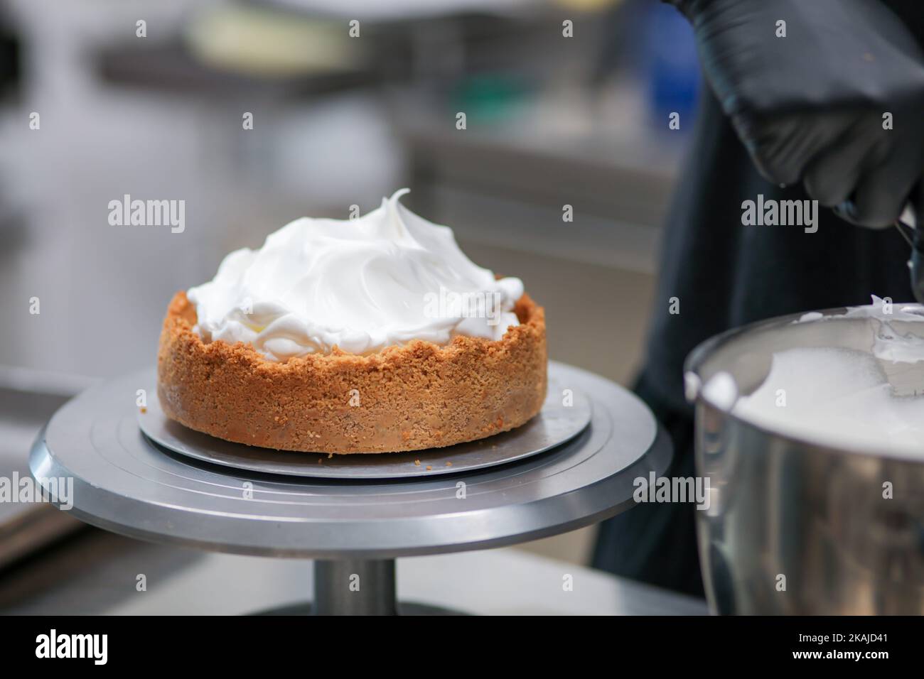 catering chef preparing key lime pie in pro kitchen Stock Photo - Alamy