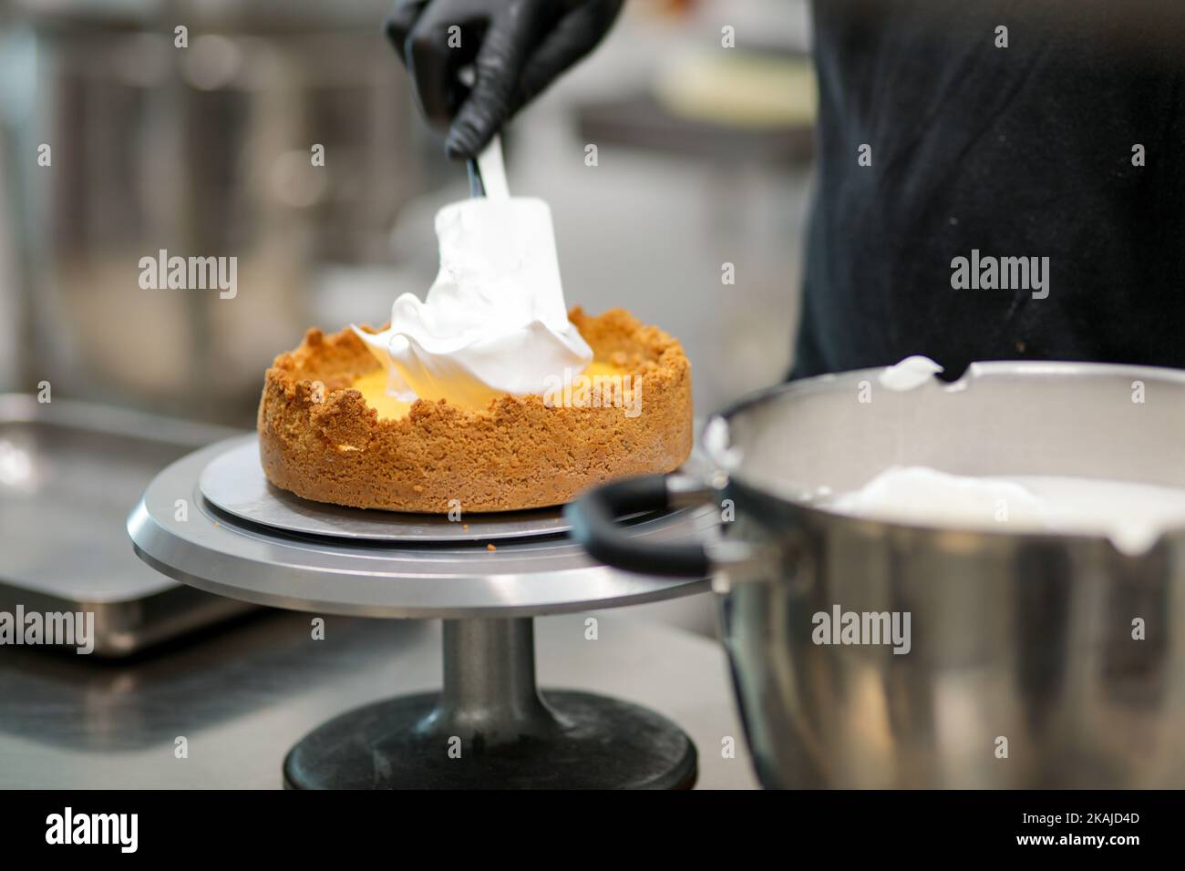 catering chef preparing key lime pie in pro kitchen Stock Photo - Alamy