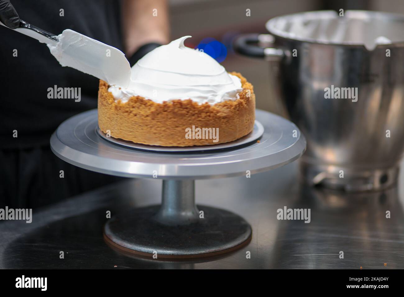 catering chef preparing key lime pie in pro kitchen Stock Photo - Alamy