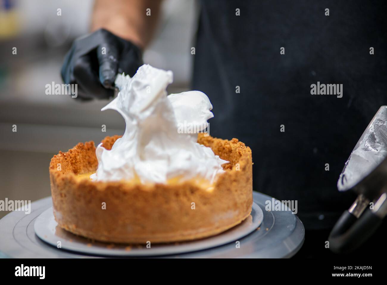 catering chef preparing key lime pie in pro kitchen Stock Photo - Alamy