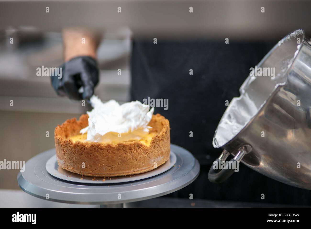 catering chef preparing key lime pie in pro kitchen Stock Photo - Alamy