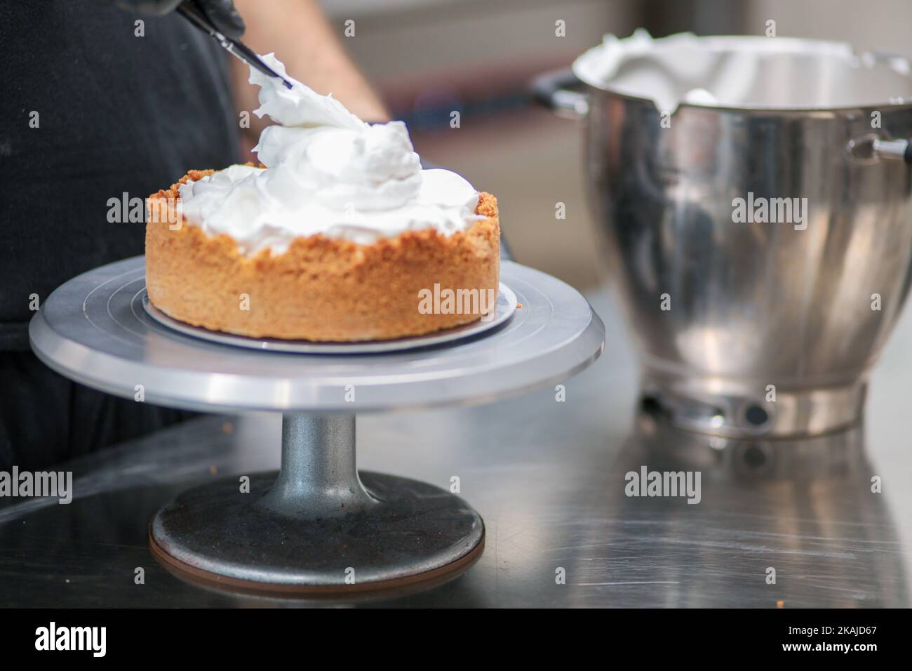 catering chef preparing key lime pie in pro kitchen Stock Photo - Alamy
