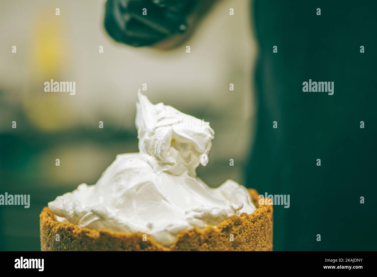 catering chef preparing key lime pie in pro kitchen Stock Photo - Alamy