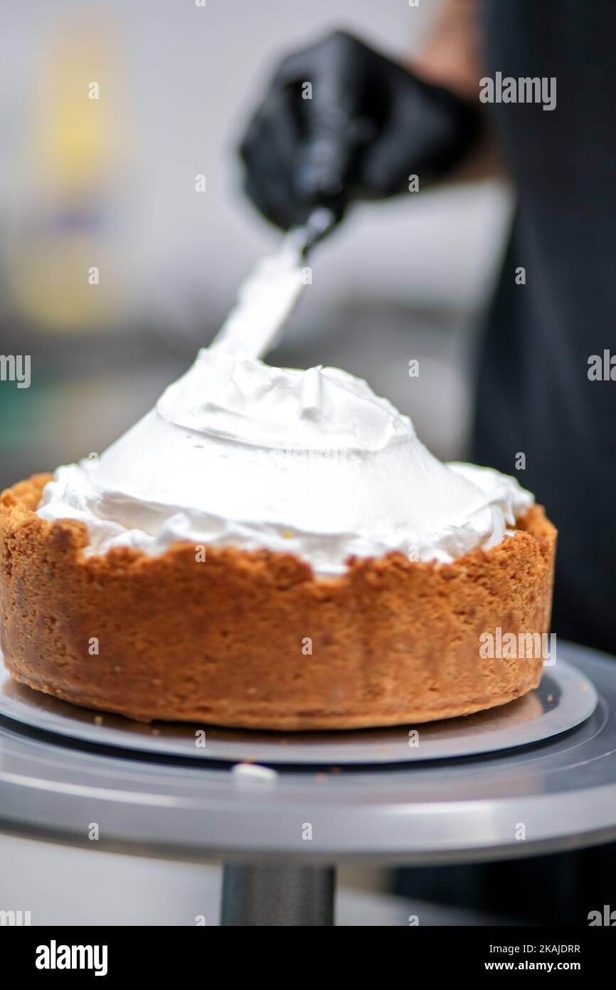 catering chef preparing key lime pie in pro kitchen Stock Photo - Alamy