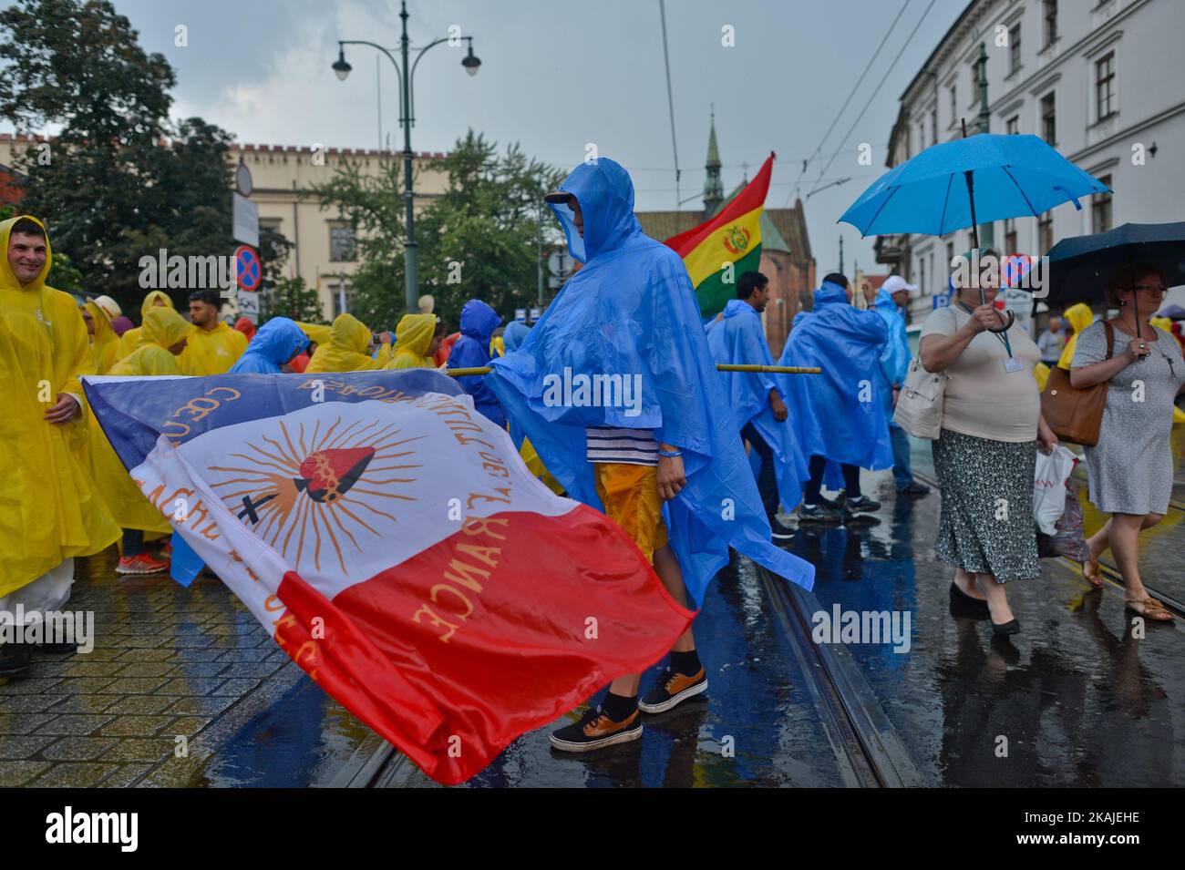 Pilgrims from all around the world surprised by a rain in the center of ...