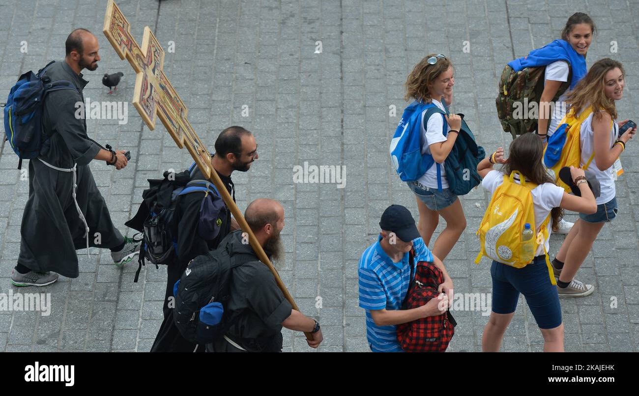Pilgrims from all around the world surprised by a rain in the center of ...