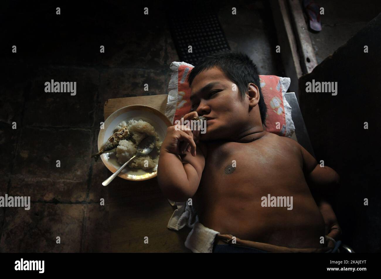 Young mother prepares meal hi-res stock photography and images - Alamy
