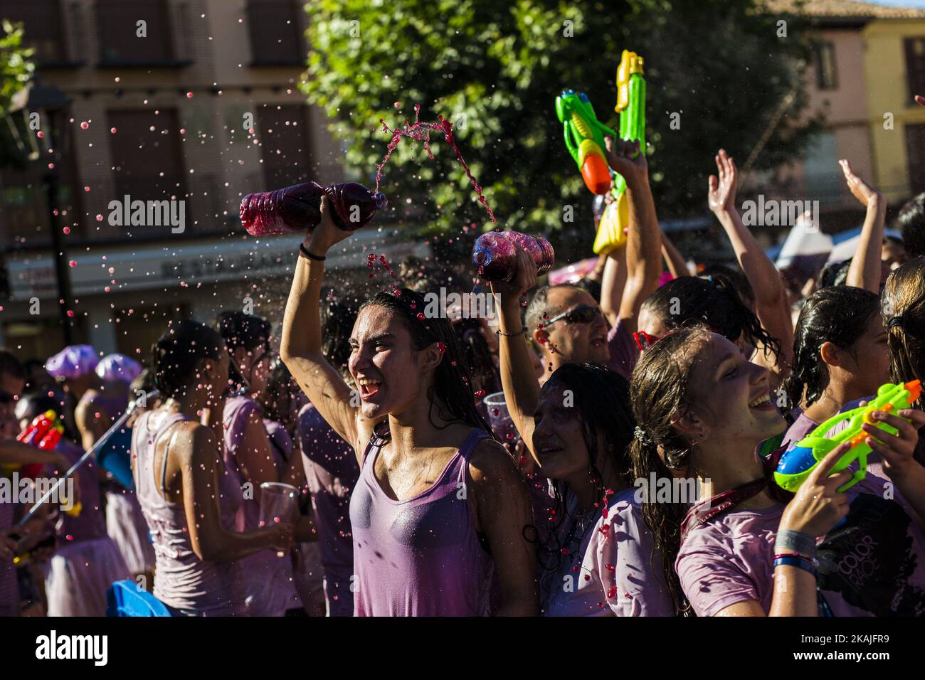 Covered in wine, revelers enjoy the 'Batalla del Vino' (Battle of Wine ...