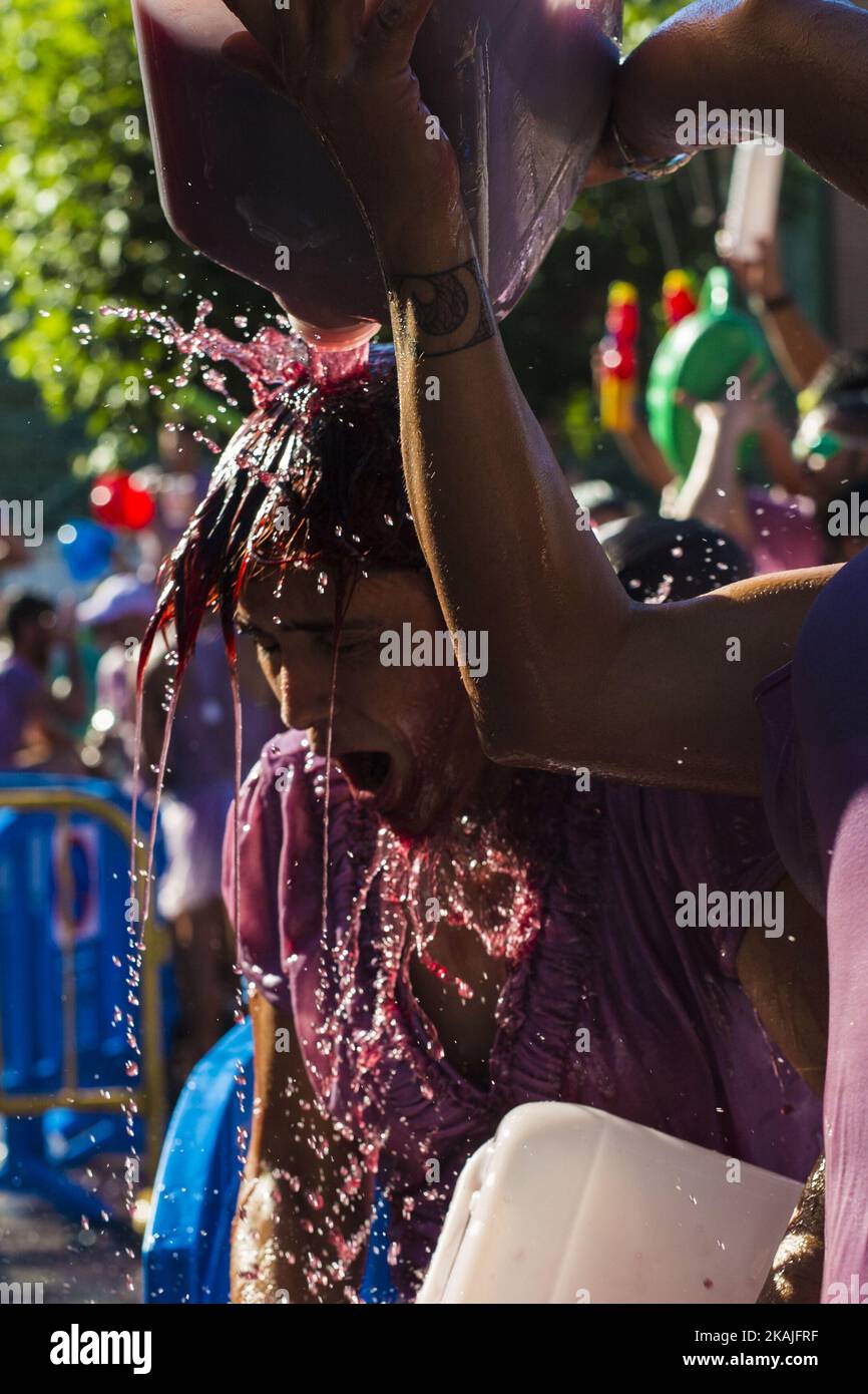 Covered in wine, revelers enjoy the 'Batalla del Vino' (Battle of Wine ...