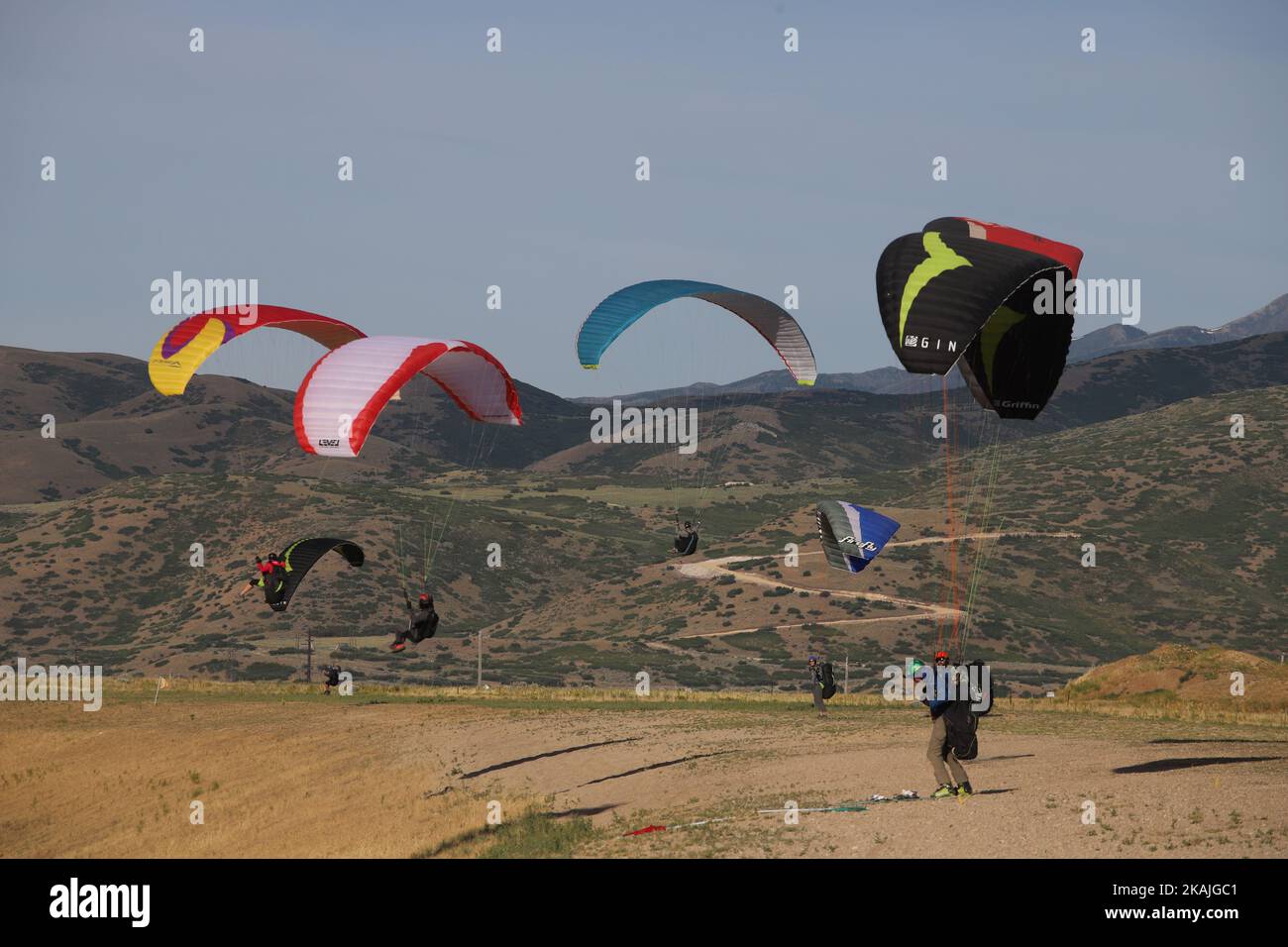 A group of people paragliding at Salt Lake County Flight Park, USA ...