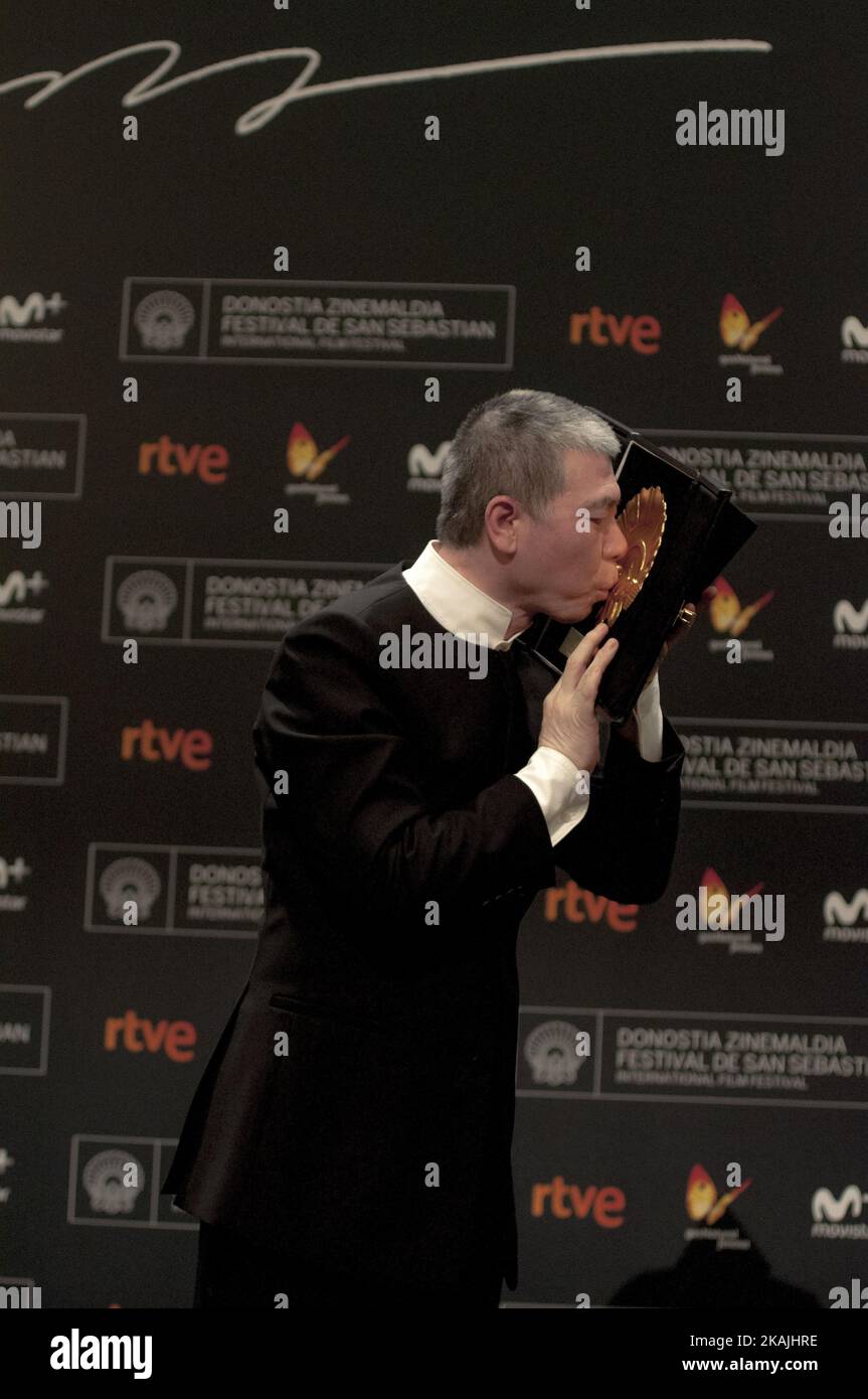 Feng Xiaogang kiss the Golden Shell for Best Film Award for 'I Am Not ...