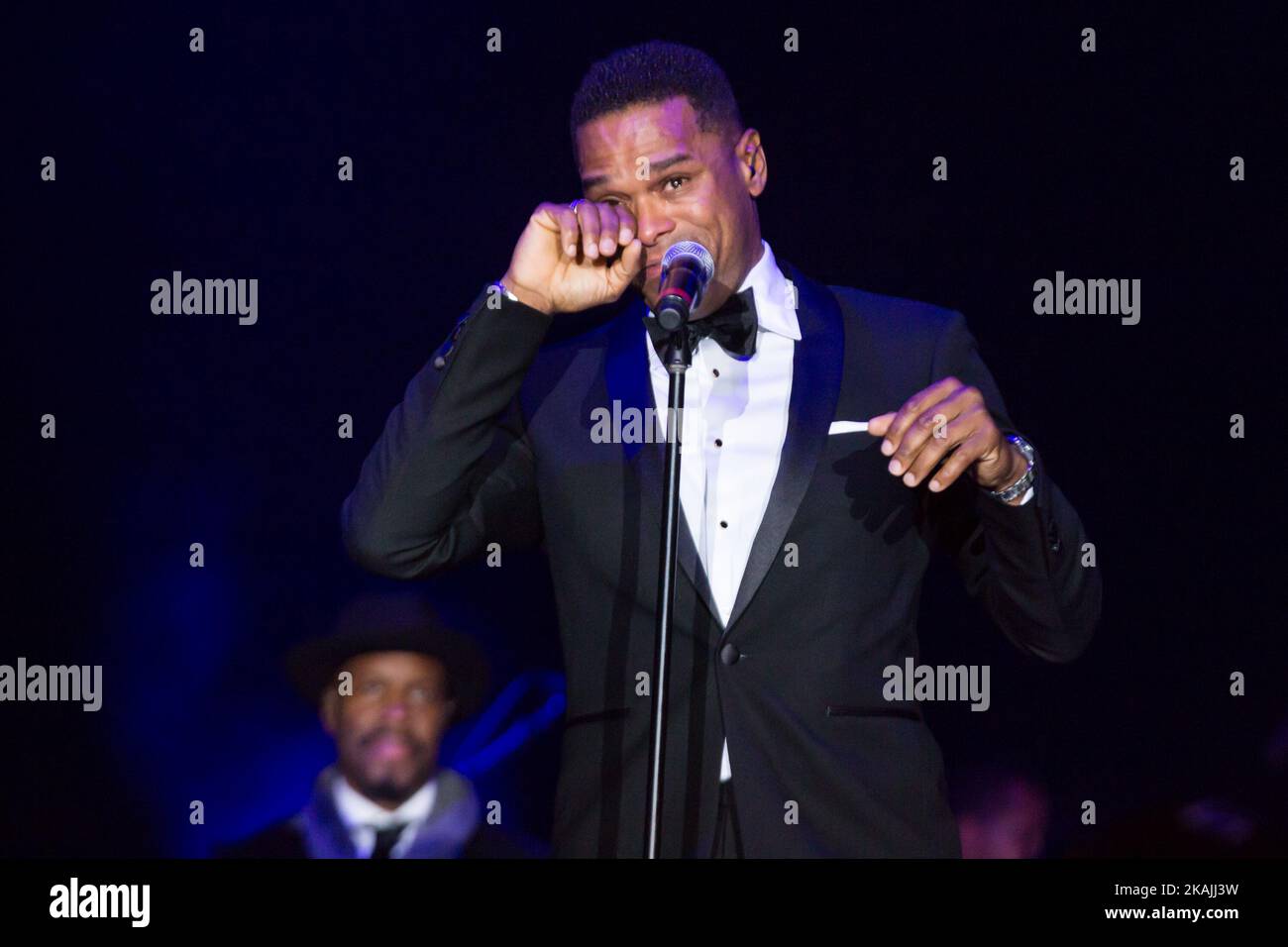Singer-songwriter Maxwell, crys, telling the audience how Harry ...