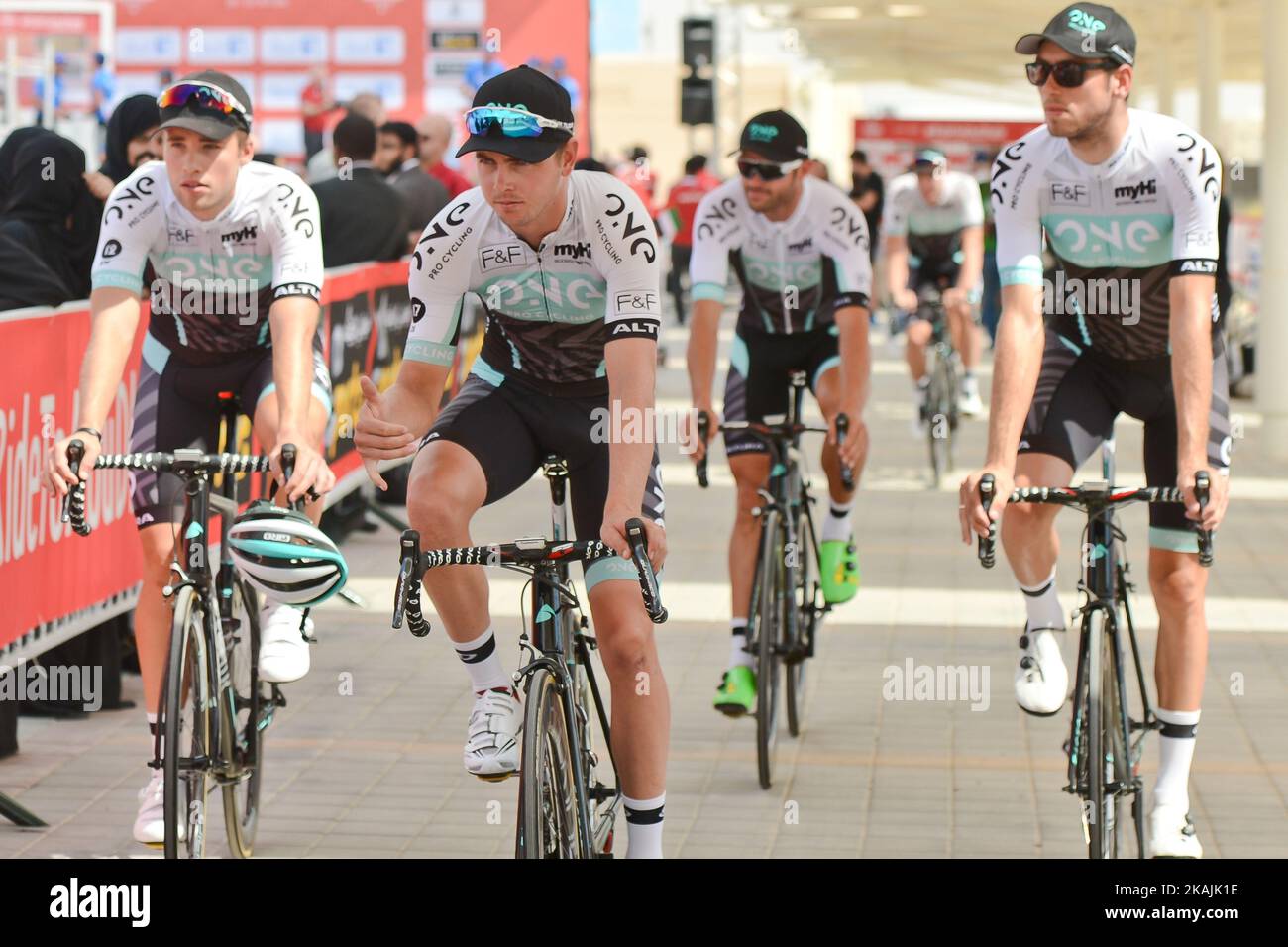 Cycling finish round hi-res stock photography and images - Alamy