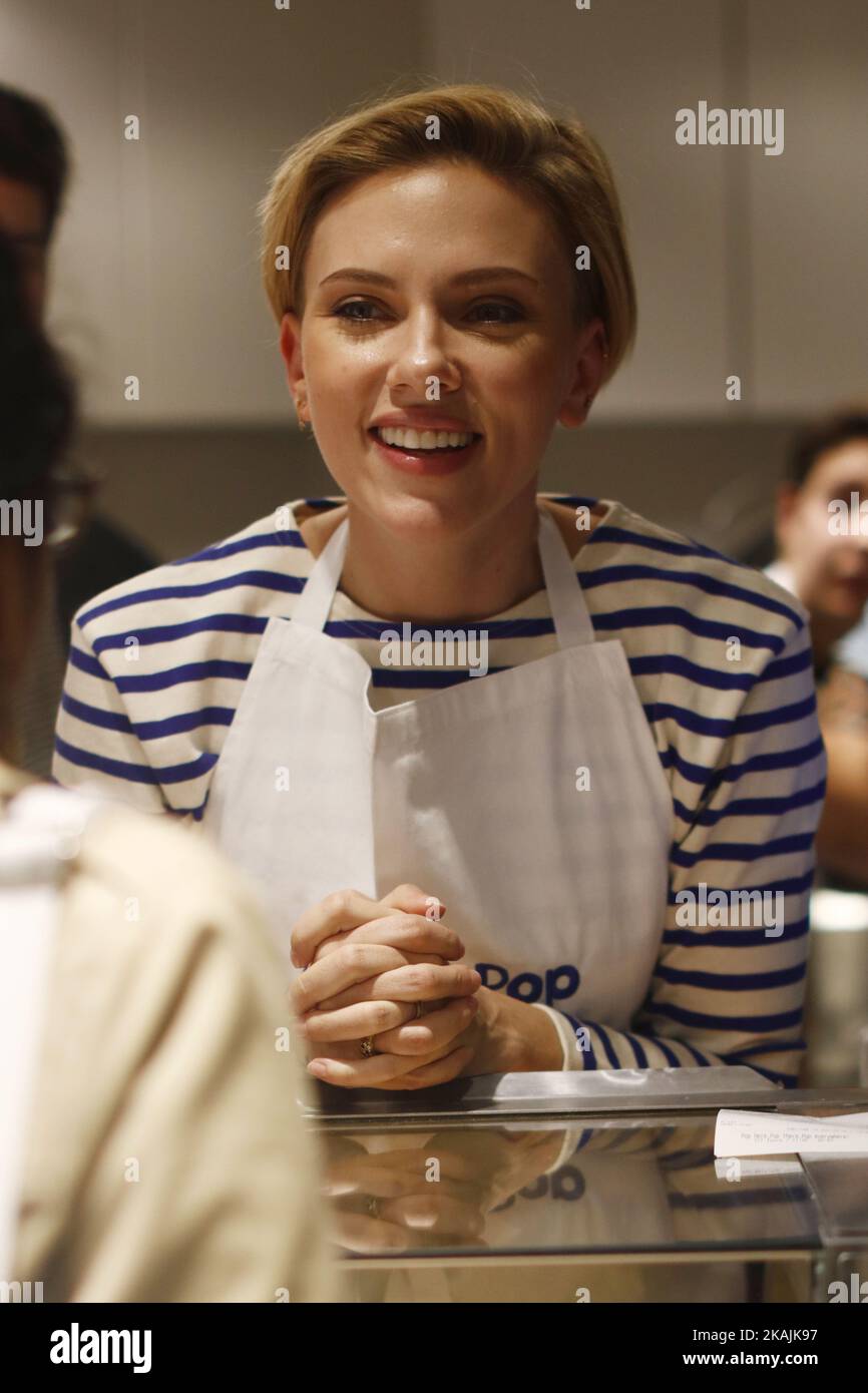 Scarlett johansson popcorn shop hi-res stock photography and images - Alamy