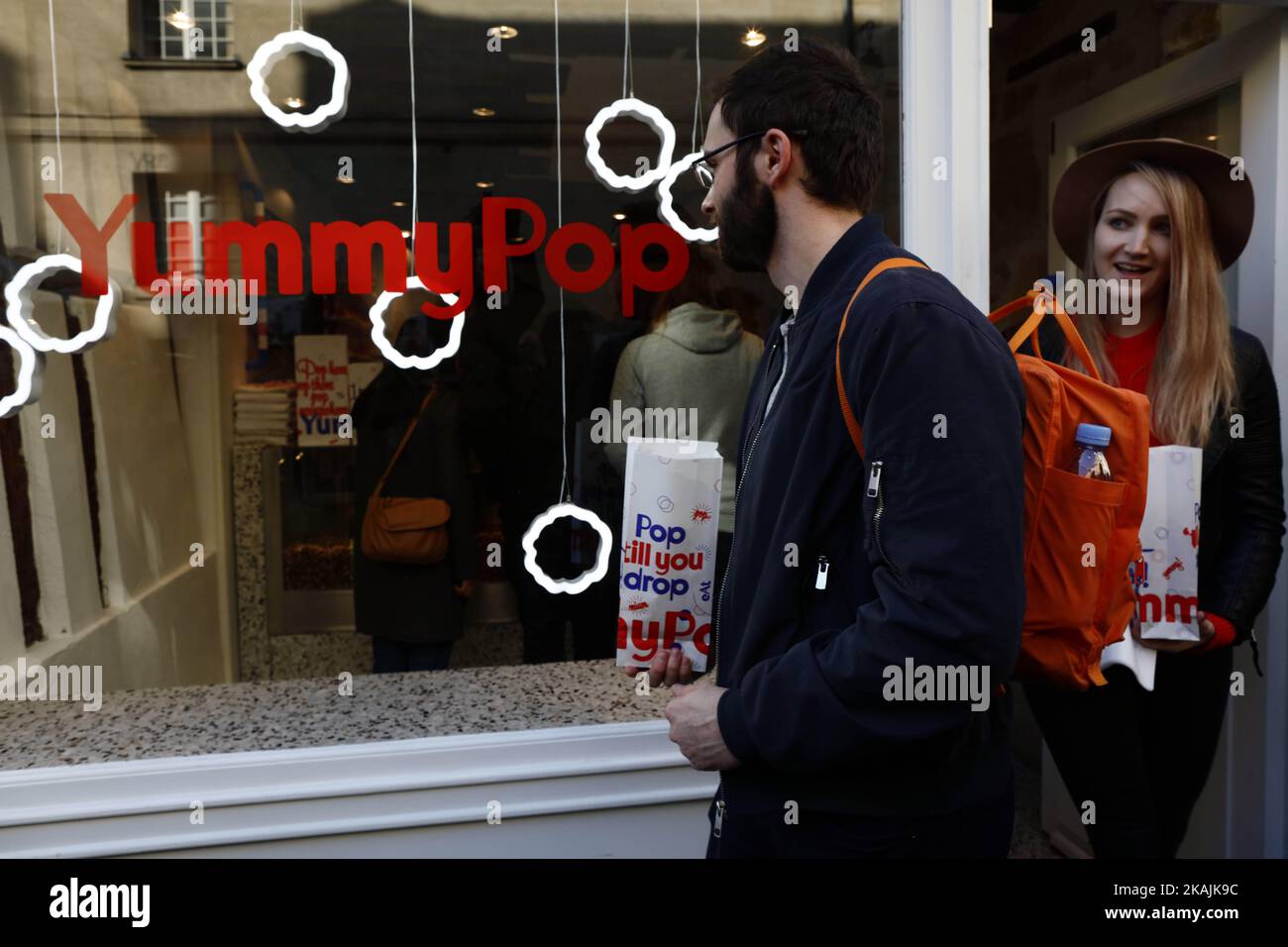 Scarlett johansson popcorn shop hi-res stock photography and images - Alamy