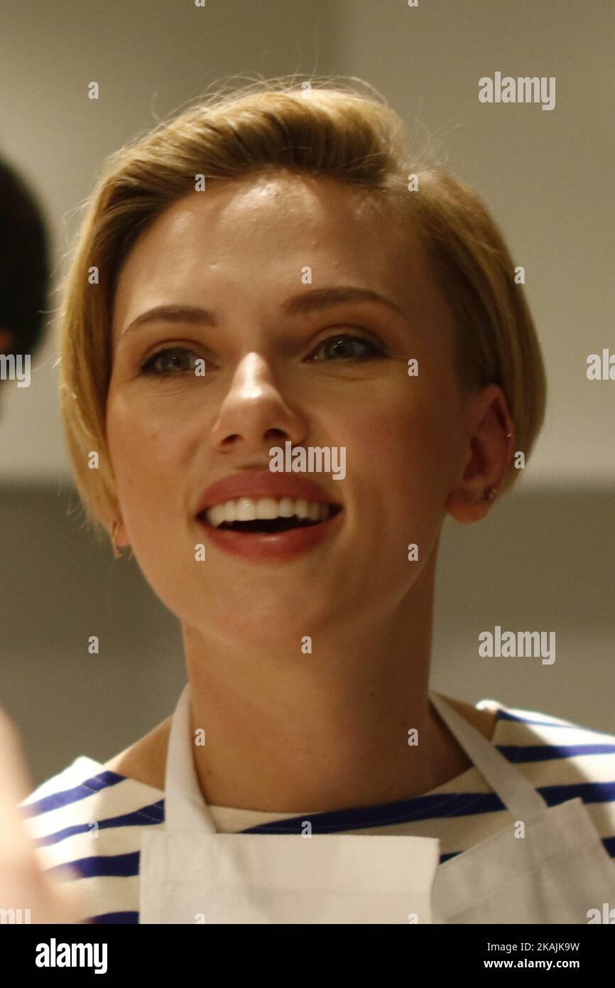 Scarlett johansson popcorn shop hi-res stock photography and images - Alamy