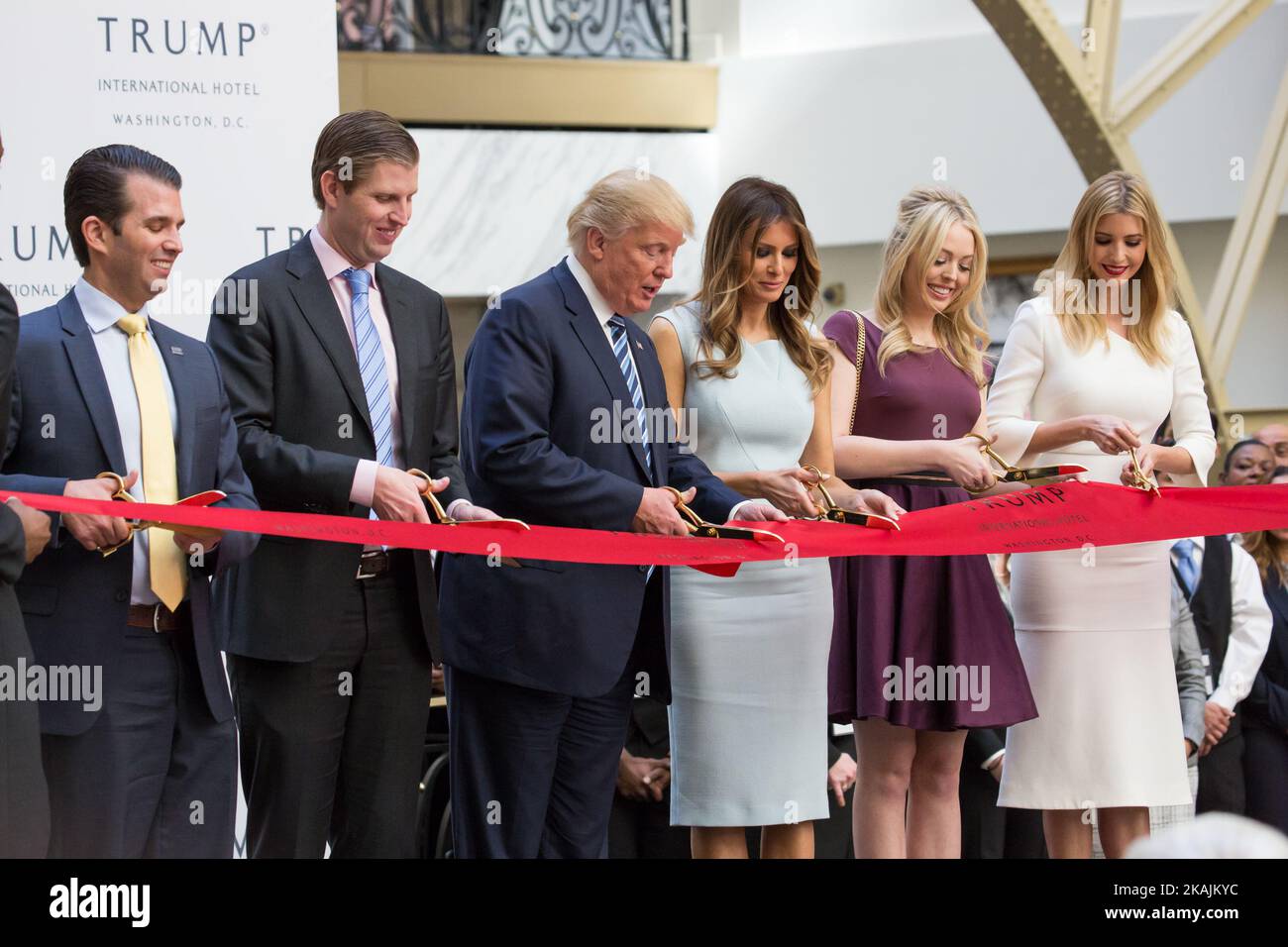 Donald and melania trump ribbon hi-res stock photography and images - Alamy