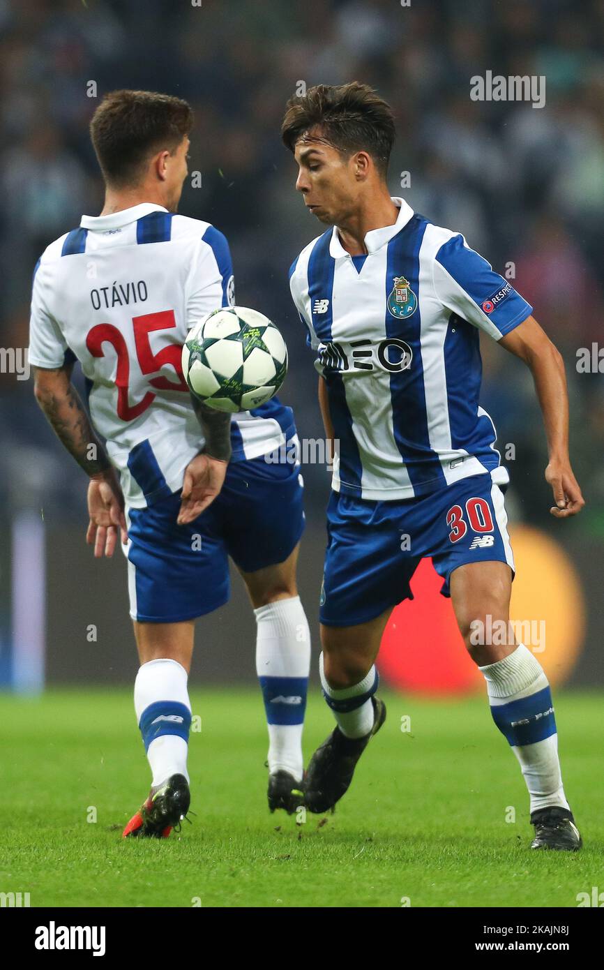 Porto's Spanish midfielder Oliver Torres (R) in action with Porto's ...