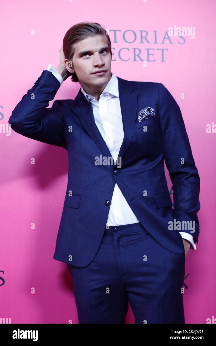 Toby Huntington-Whiteley attends the Pink Carpet before the Victoria's ...