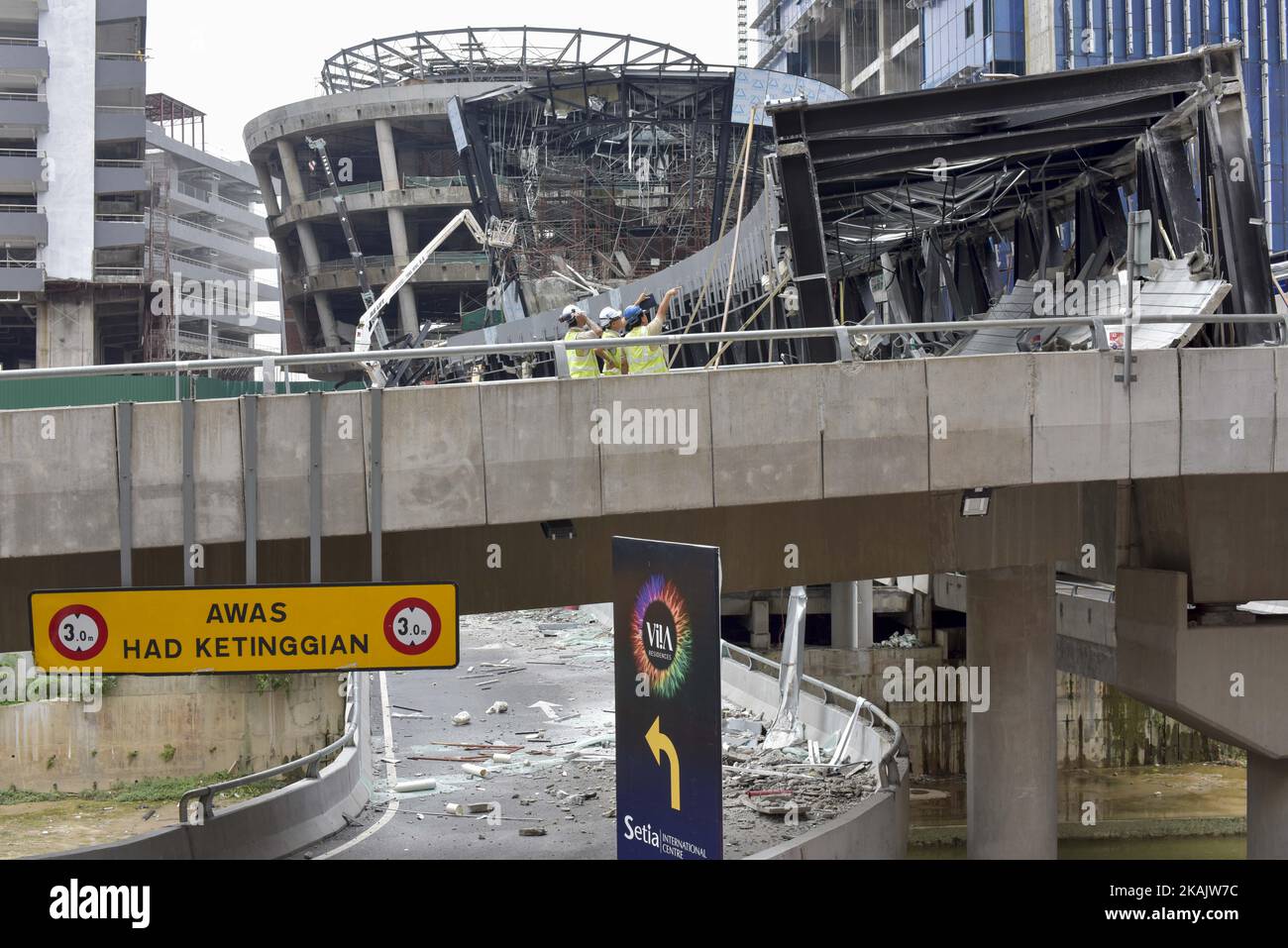 The collapsed bridge near Mid Valley Megamall at Kuala Lumpur, Malaysia ...