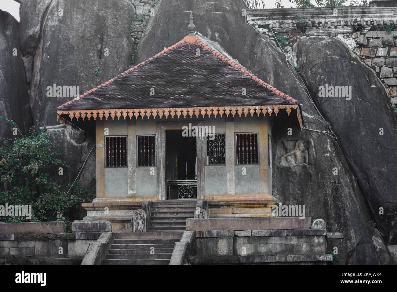 Anuradhapura maha viharaya hi-res stock photography and images - Alamy