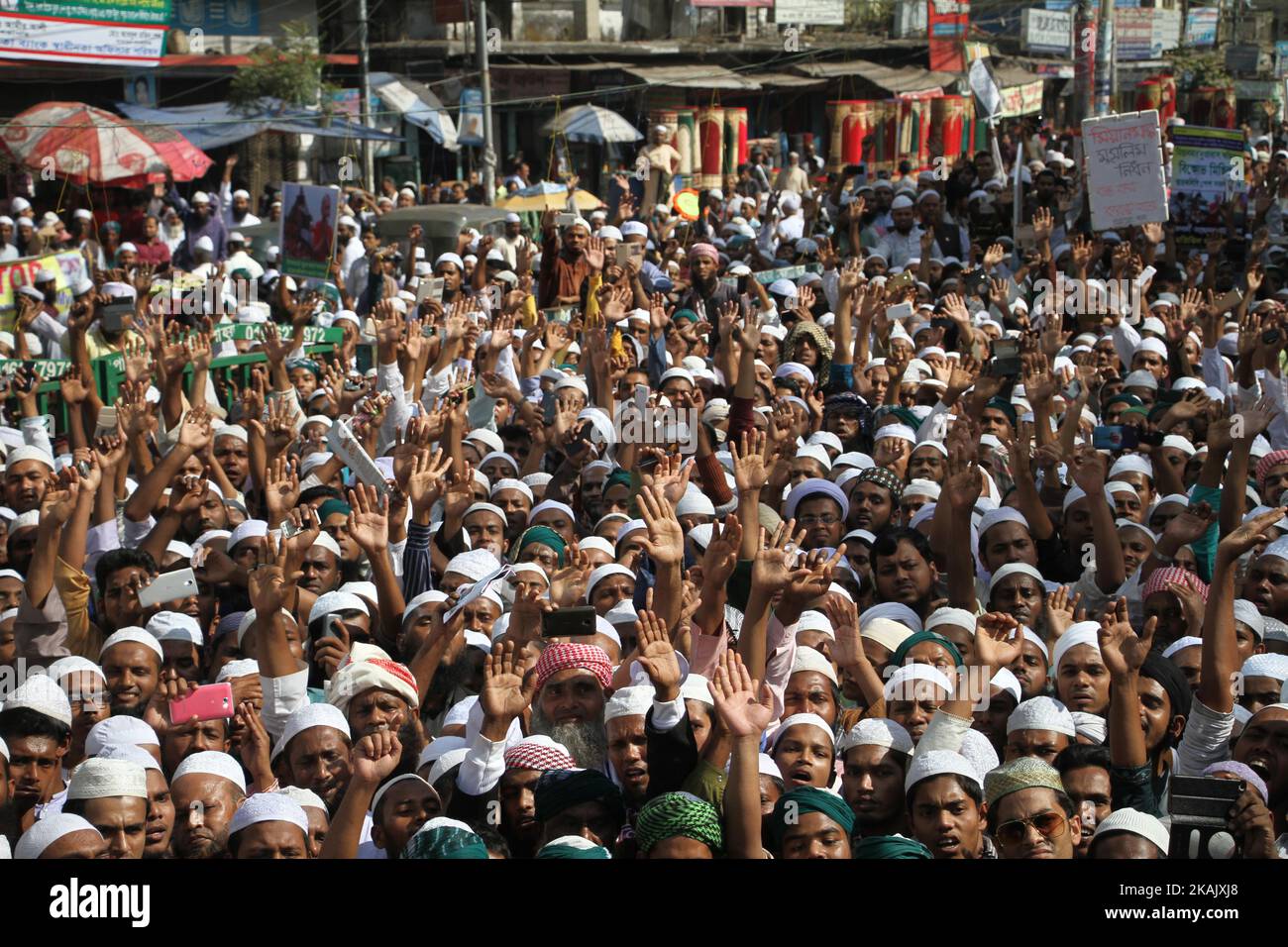 Thousands of Islamic activists of Islami Andolon Bangladesh march ...