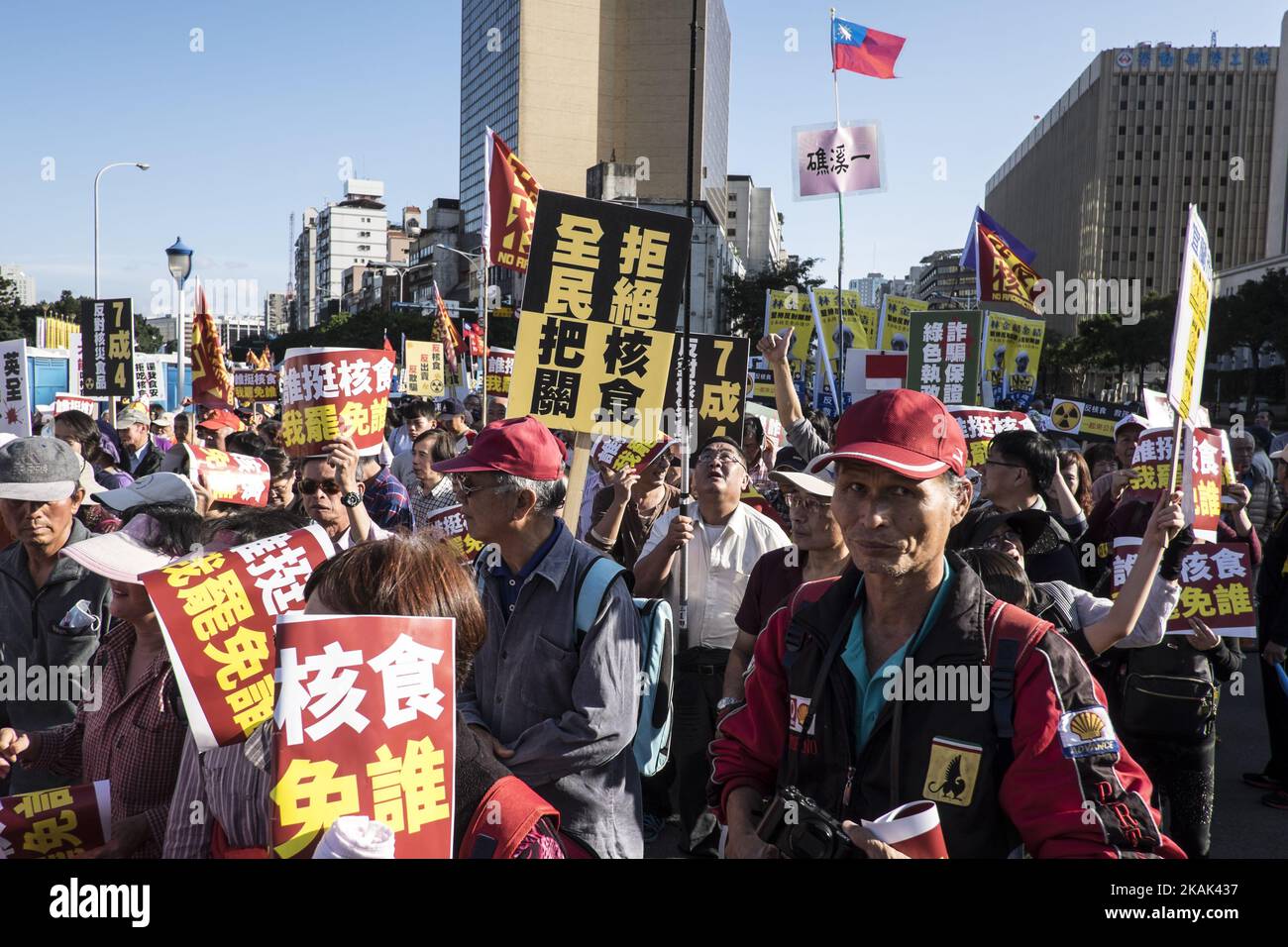 Taiwanese people meet at Chiang Kai-shek Memorial Hall in Taipei ...