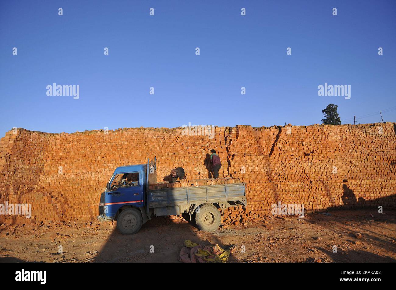 Brick klin workers hi-res stock photography and images - Alamy