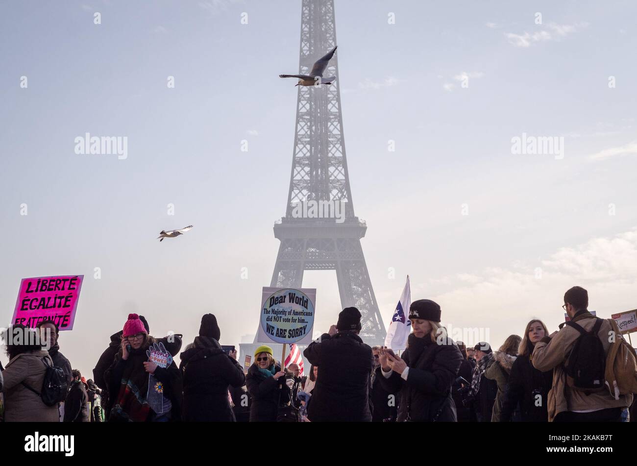 Stand in front of the eiffel tower hi-res stock photography and images ...