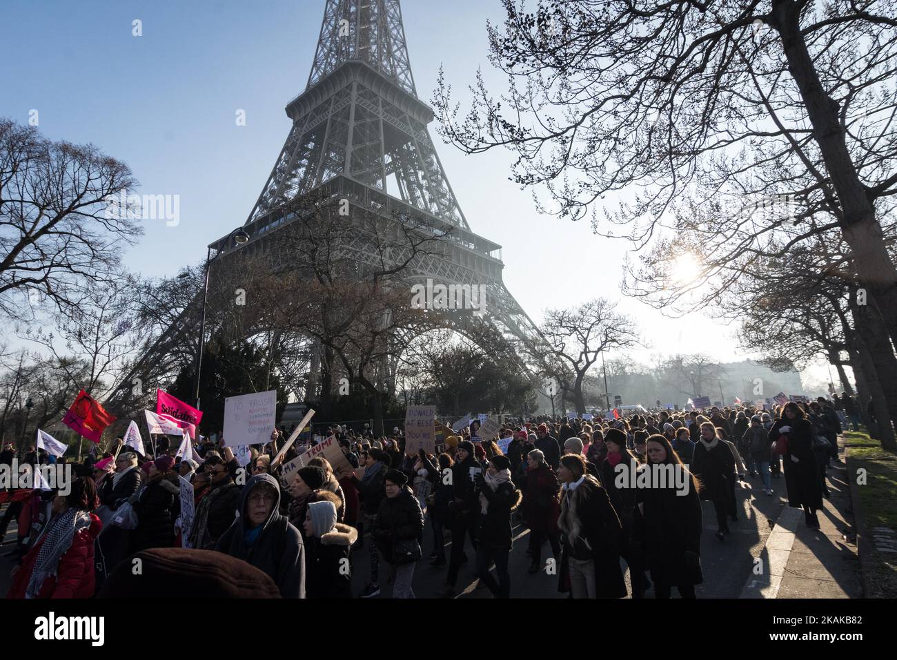 Stand in front of the eiffel tower hi-res stock photography and images ...
