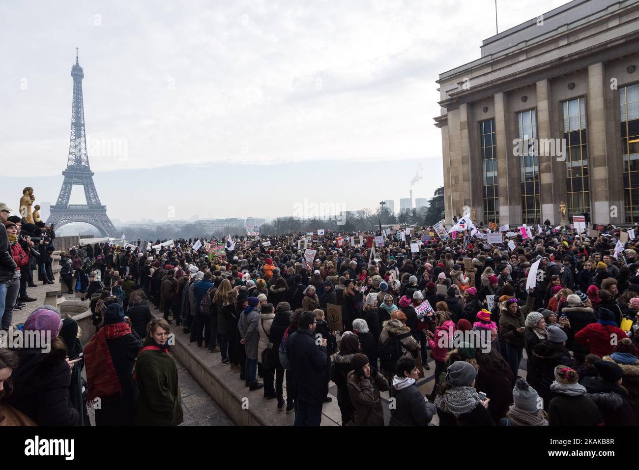 Stand in front of the eiffel tower hi-res stock photography and images ...