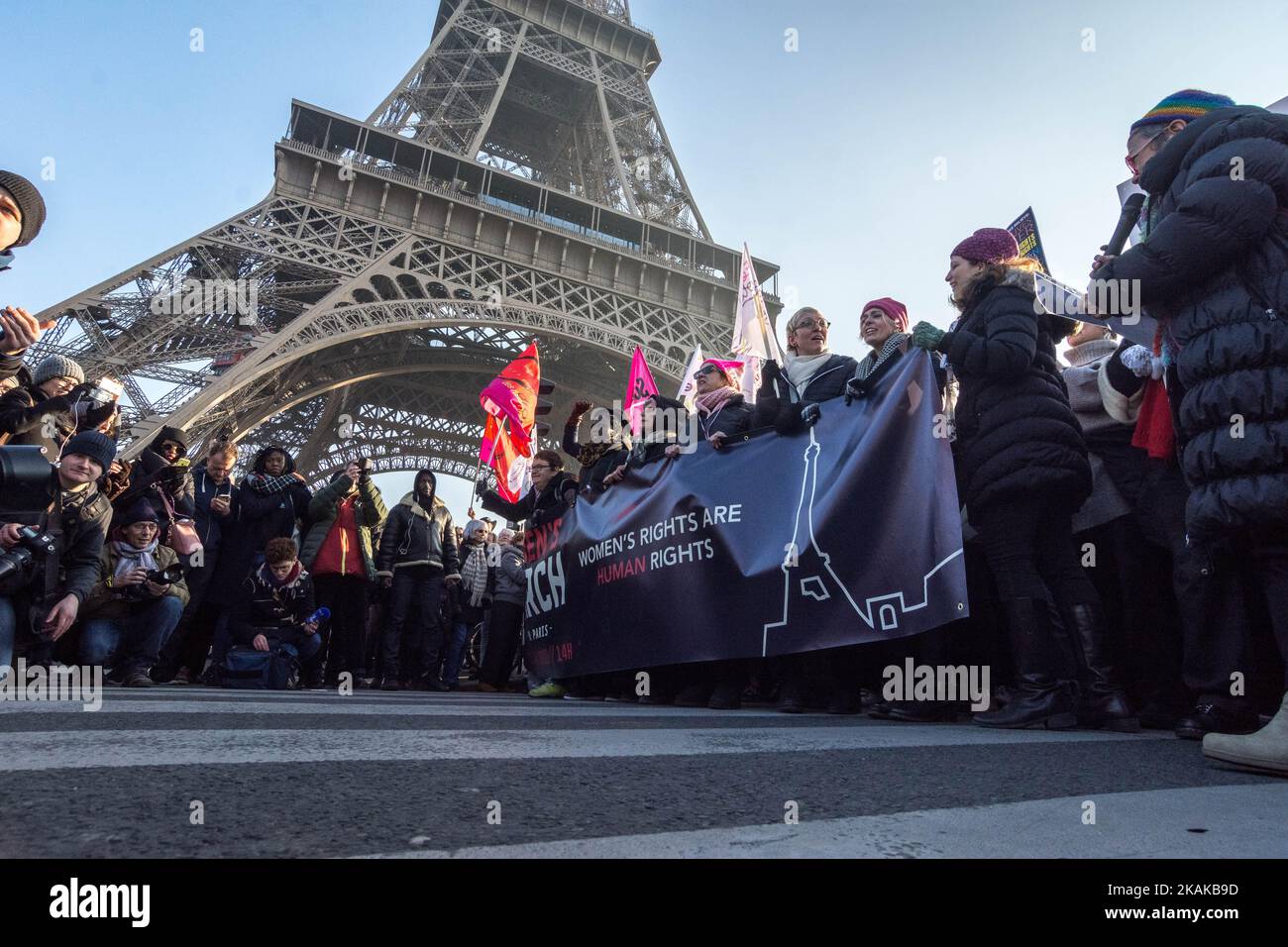 Stand in front of the eiffel tower hi-res stock photography and images ...