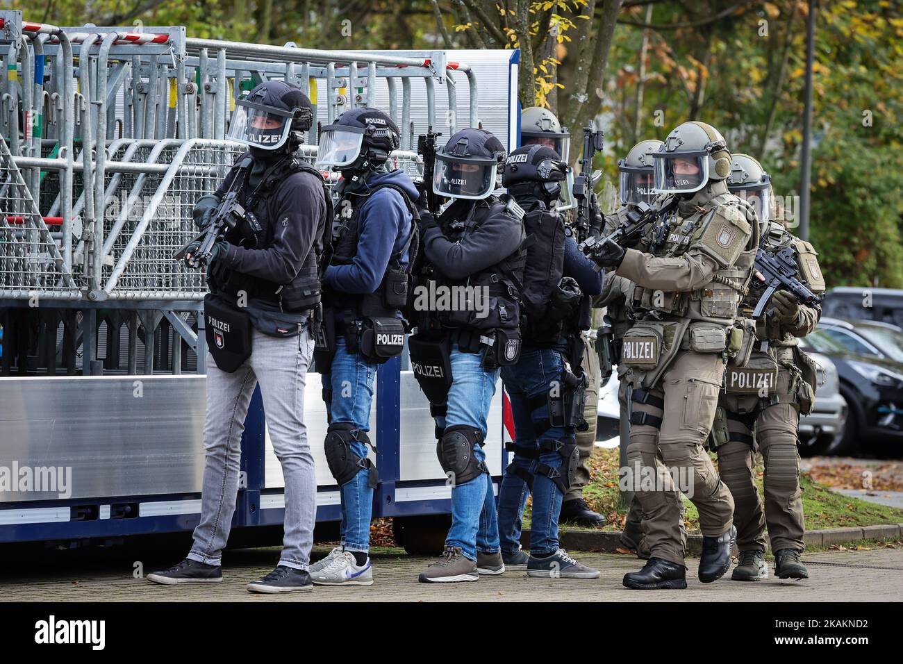 Hamburg, Germany. 03rd Nov, 2022. Task forces of the Mobile Task Force ...