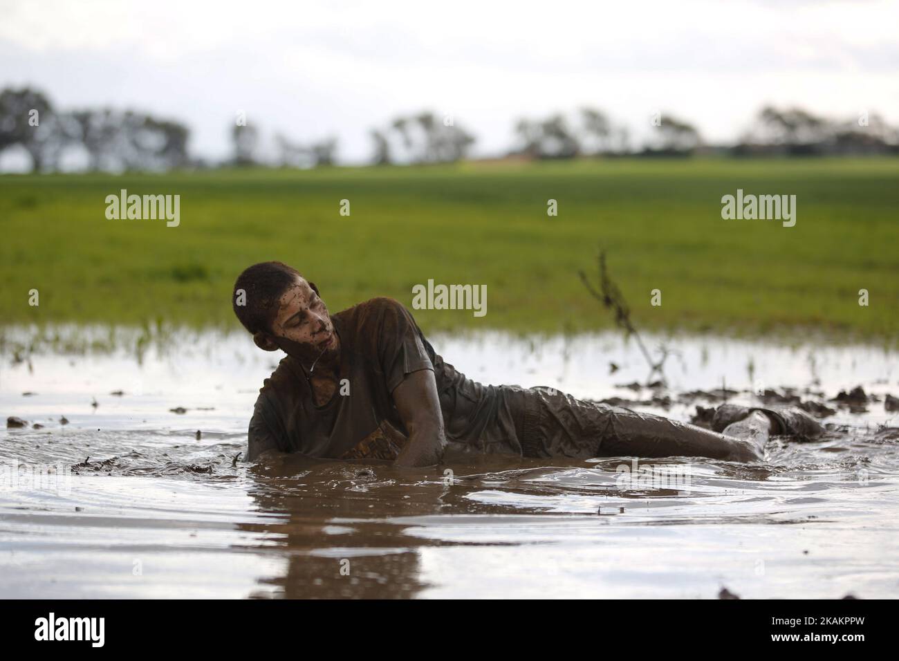 Israeli teenagers crawl with heavy sandbags through mud as they take ...