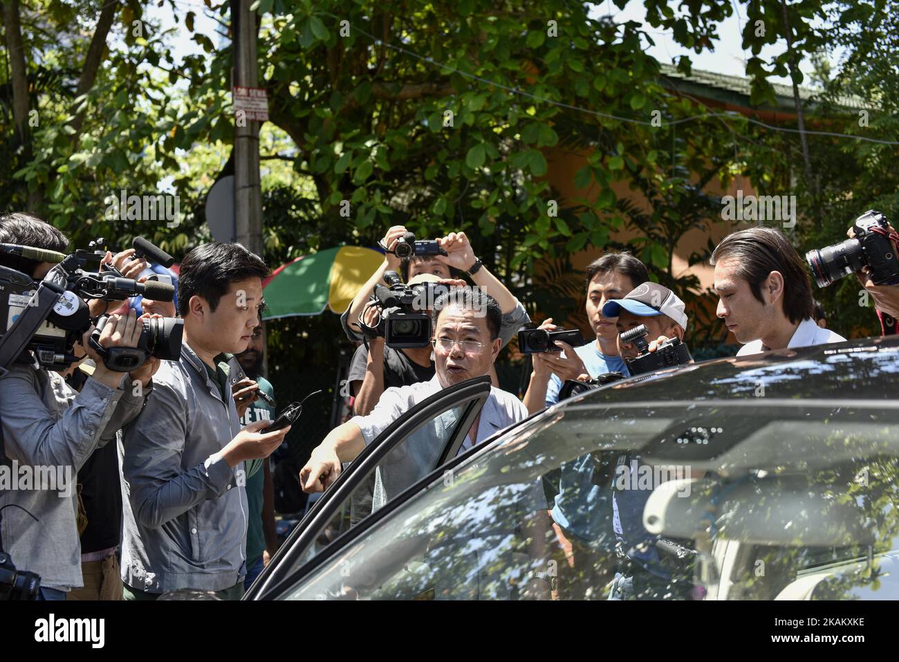 Press try to have an interview with a consul of North Korean embassy ...