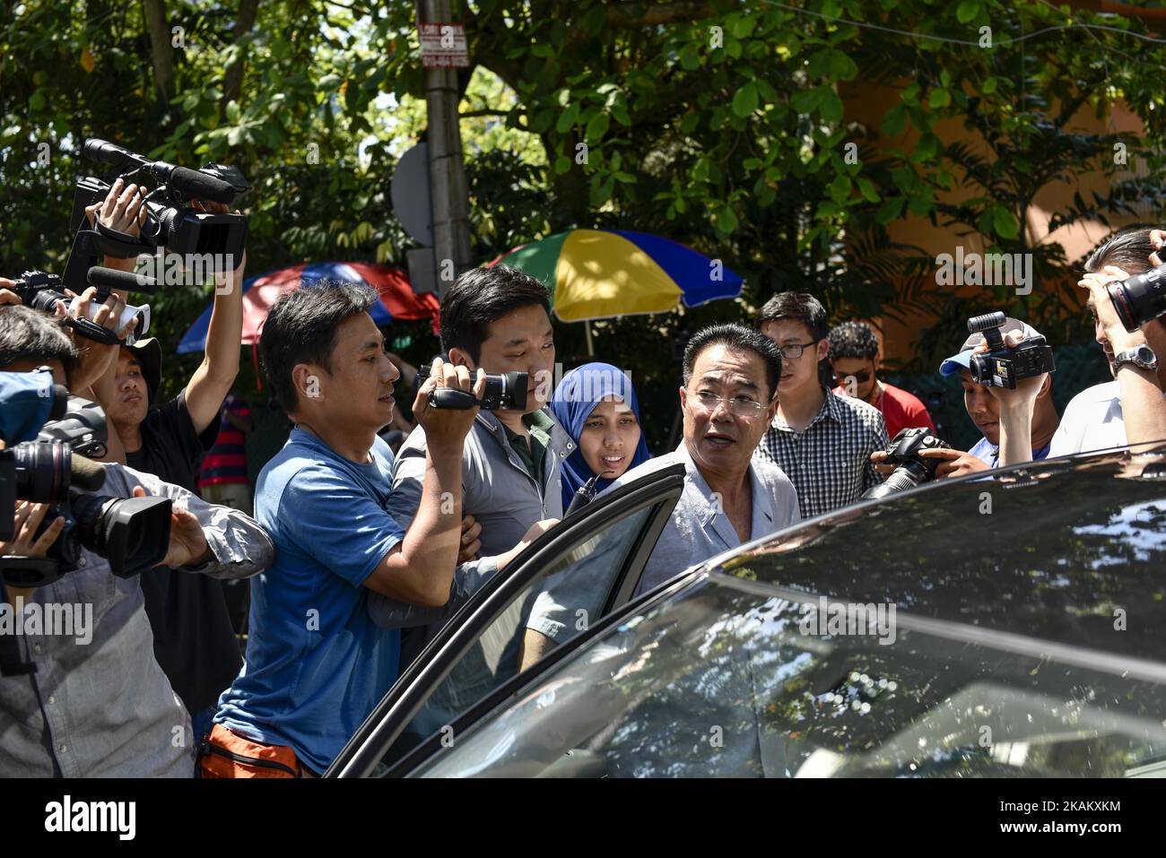 Press try to have an interview with a consul of North Korean embassy ...