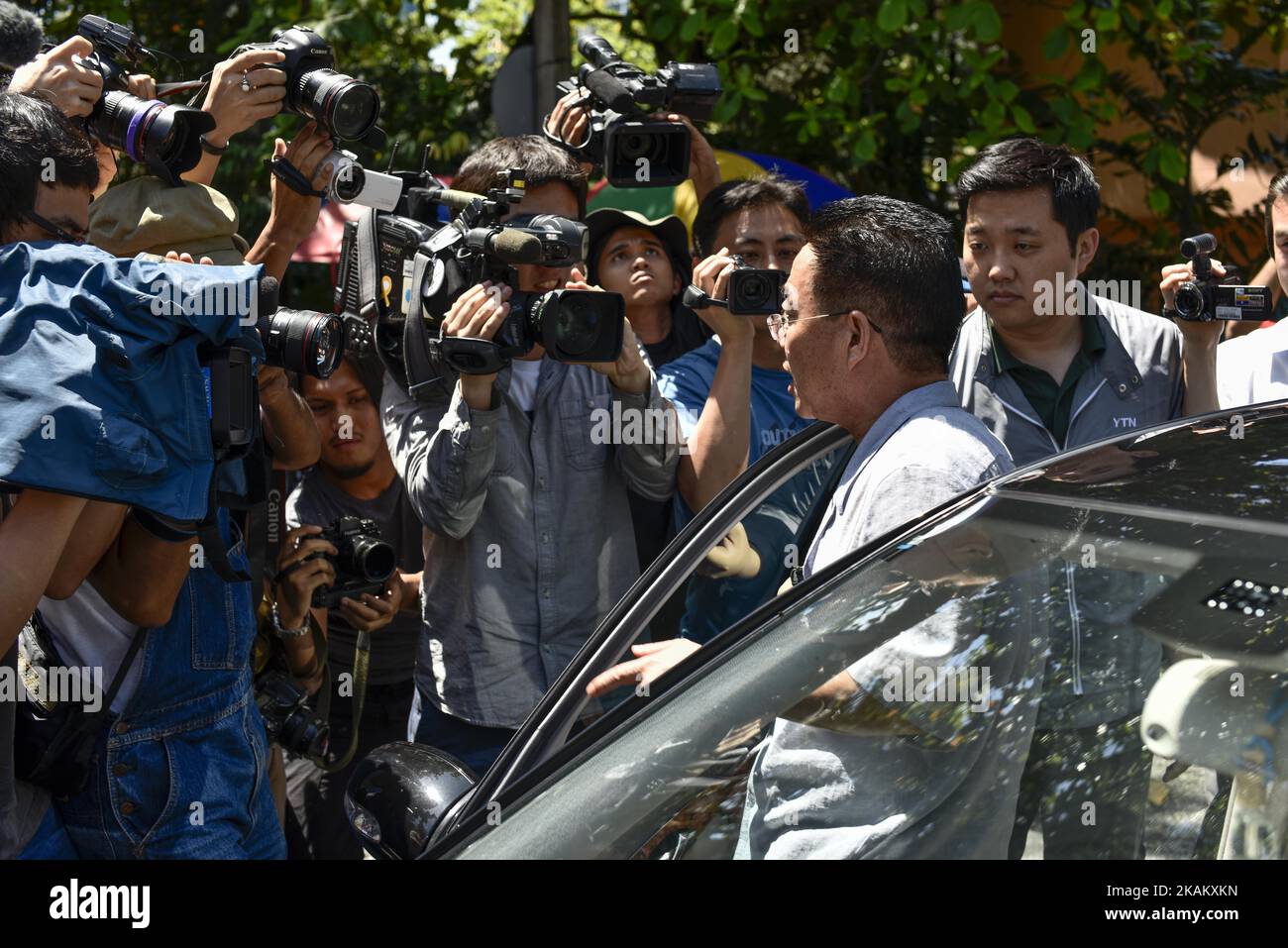 Press try to have an interview with a consul of North Korean embassy ...