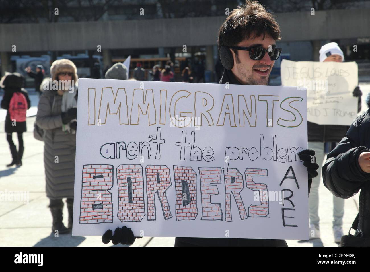 Pro immigrants sign hi-res stock photography and images - Alamy