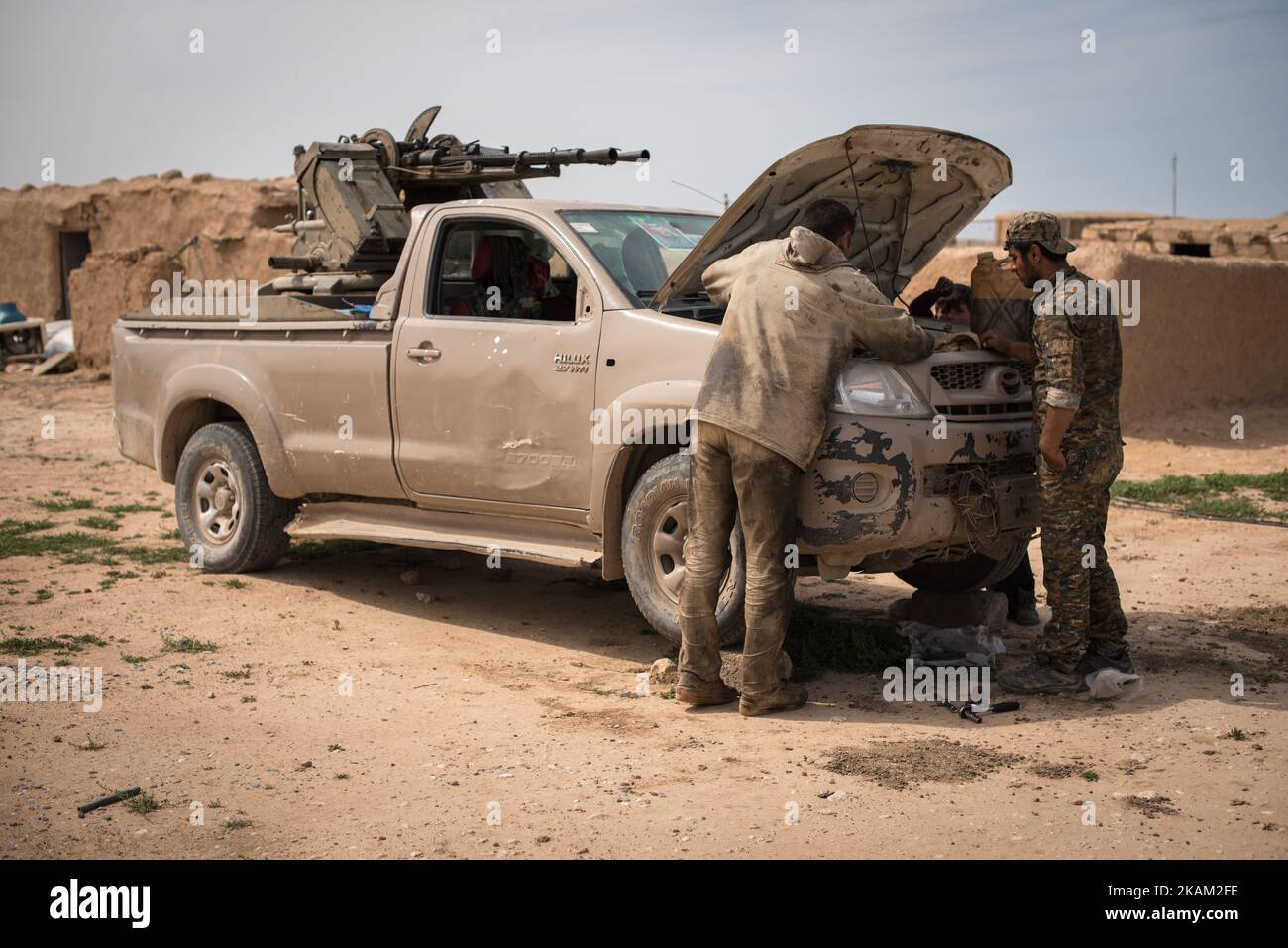 Sinjar Resitance Units (YBS) on the frontline with ISIS south of Sinjar ...