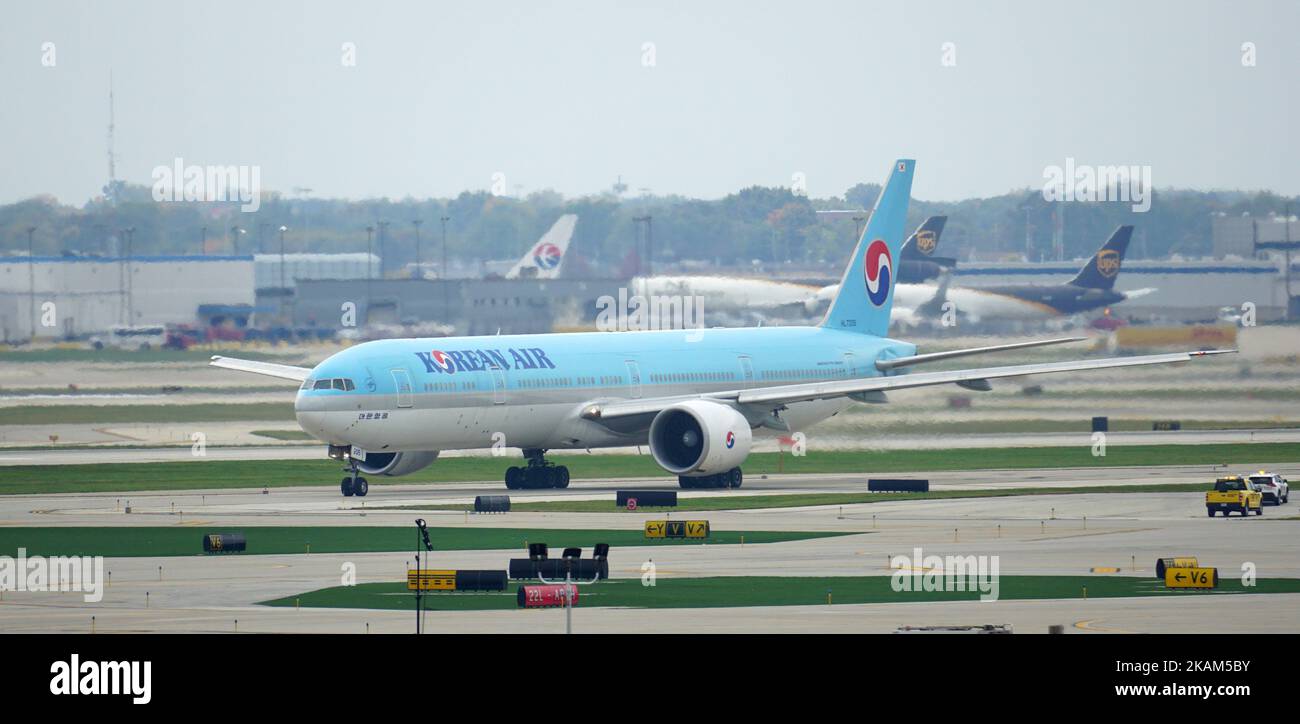 A Korean Air Boeing 777 plane taxiing down the runway at Chicago O'Hare ...
