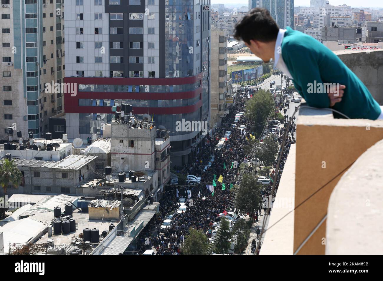 Palestinian hamas members carry body hi-res stock photography and ...