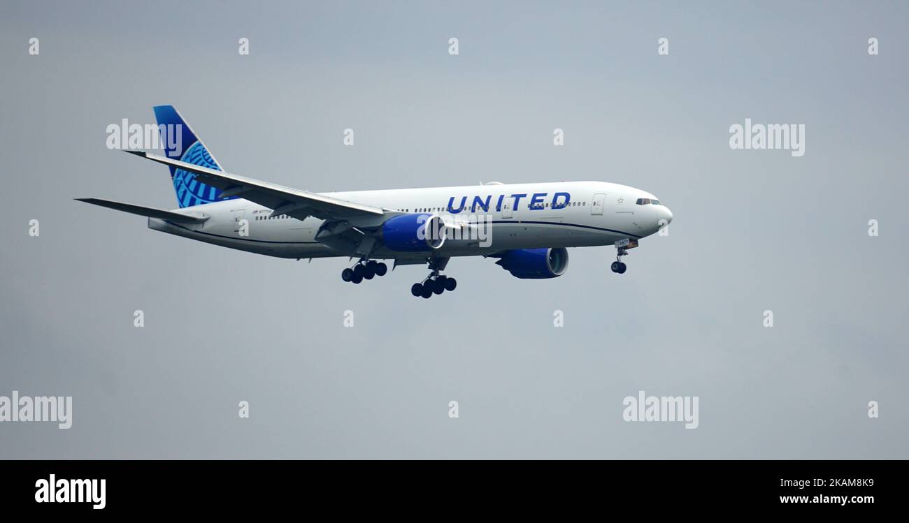 A Boeing 777 plane prepares for landing at Chicago O'Hare International ...
