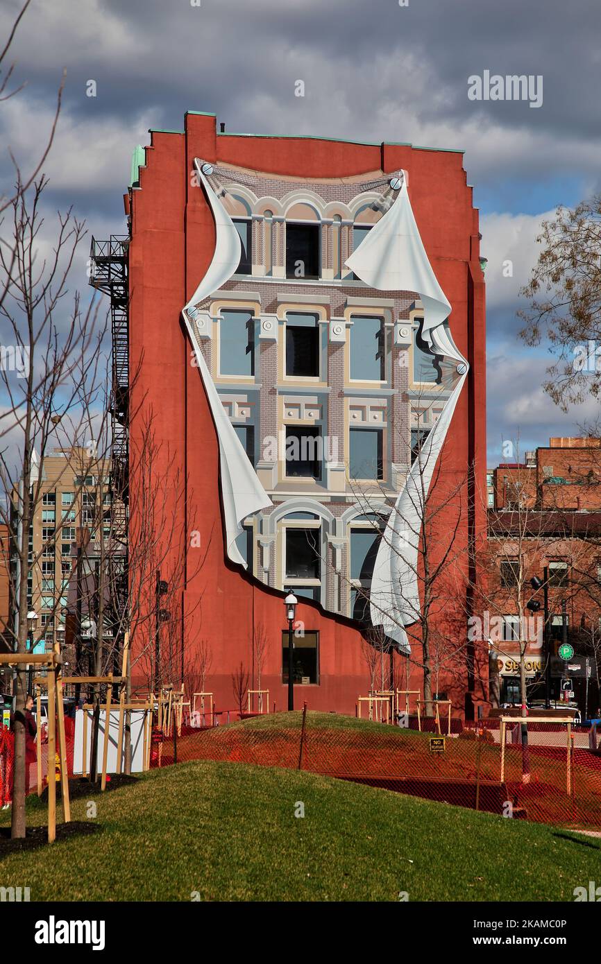 Building with an interesting 3D mural on the side in downtown Toronto ...