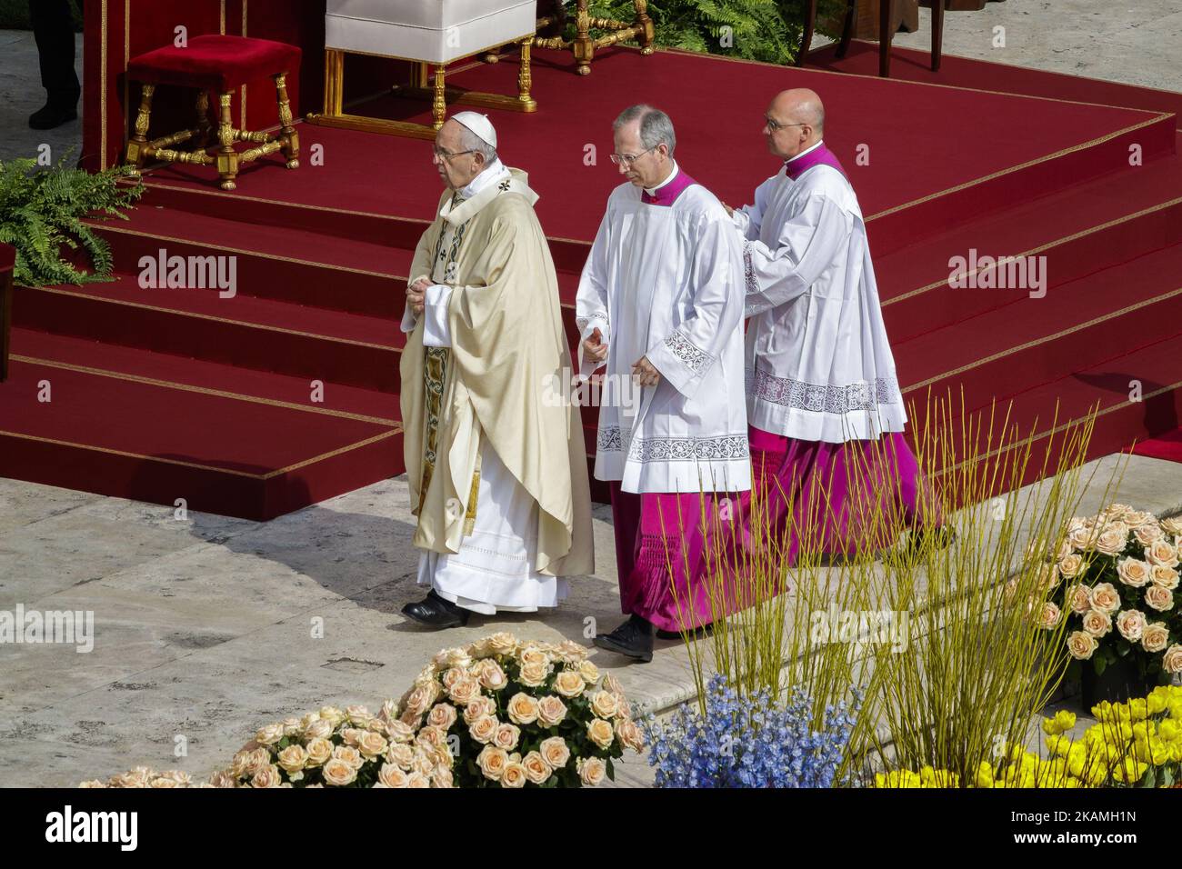 Pope Francis leads the Easter Sunday Mass in St. Peter's Square in ...